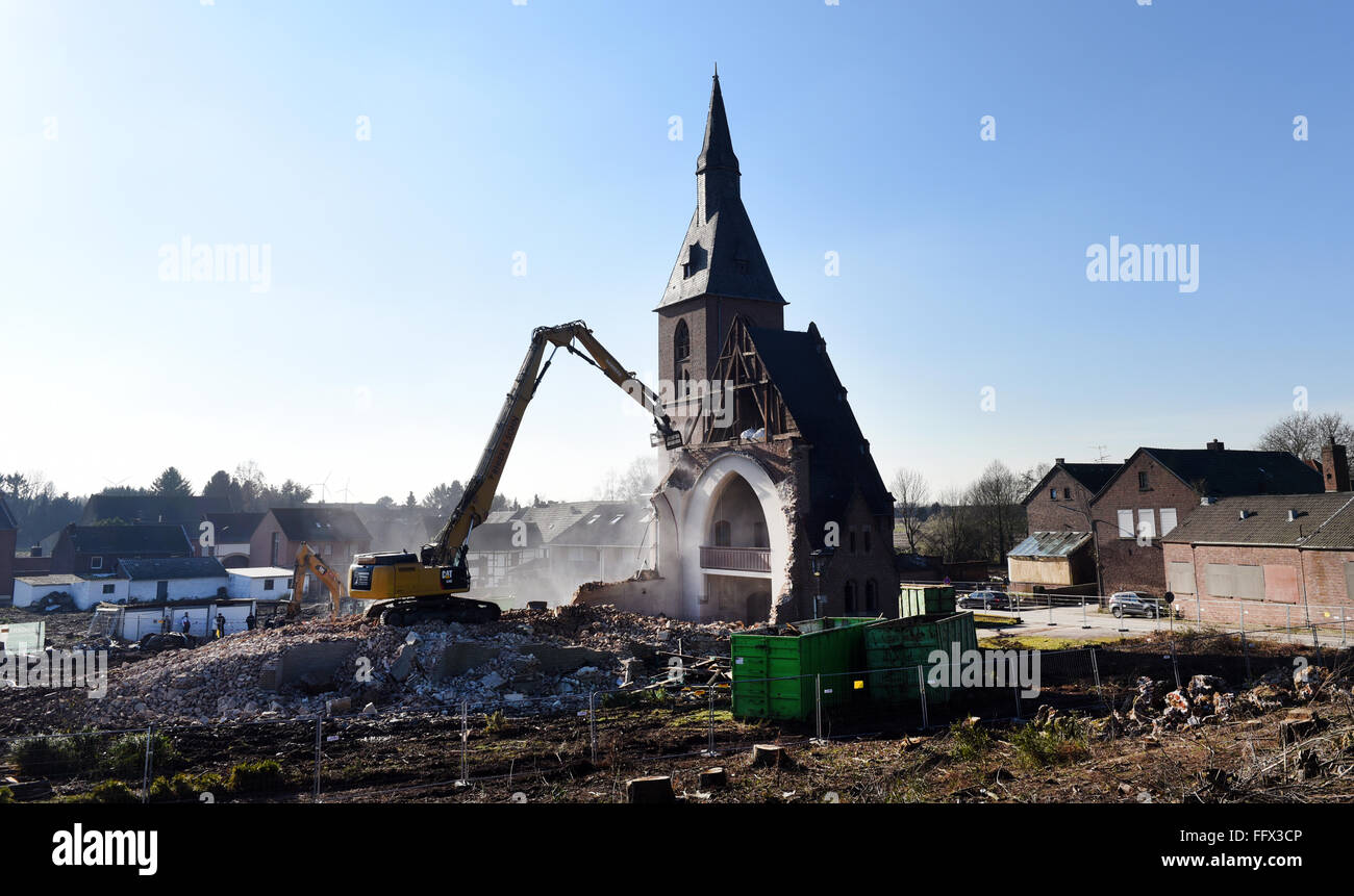 Erkelenz, Germany. 16th Feb, 2016. The St. Martinus church is torn down ...