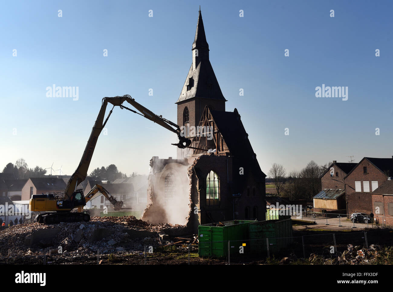 Erkelenz, Germany. 16th Feb, 2016. The St. Martinus church is torn down ...