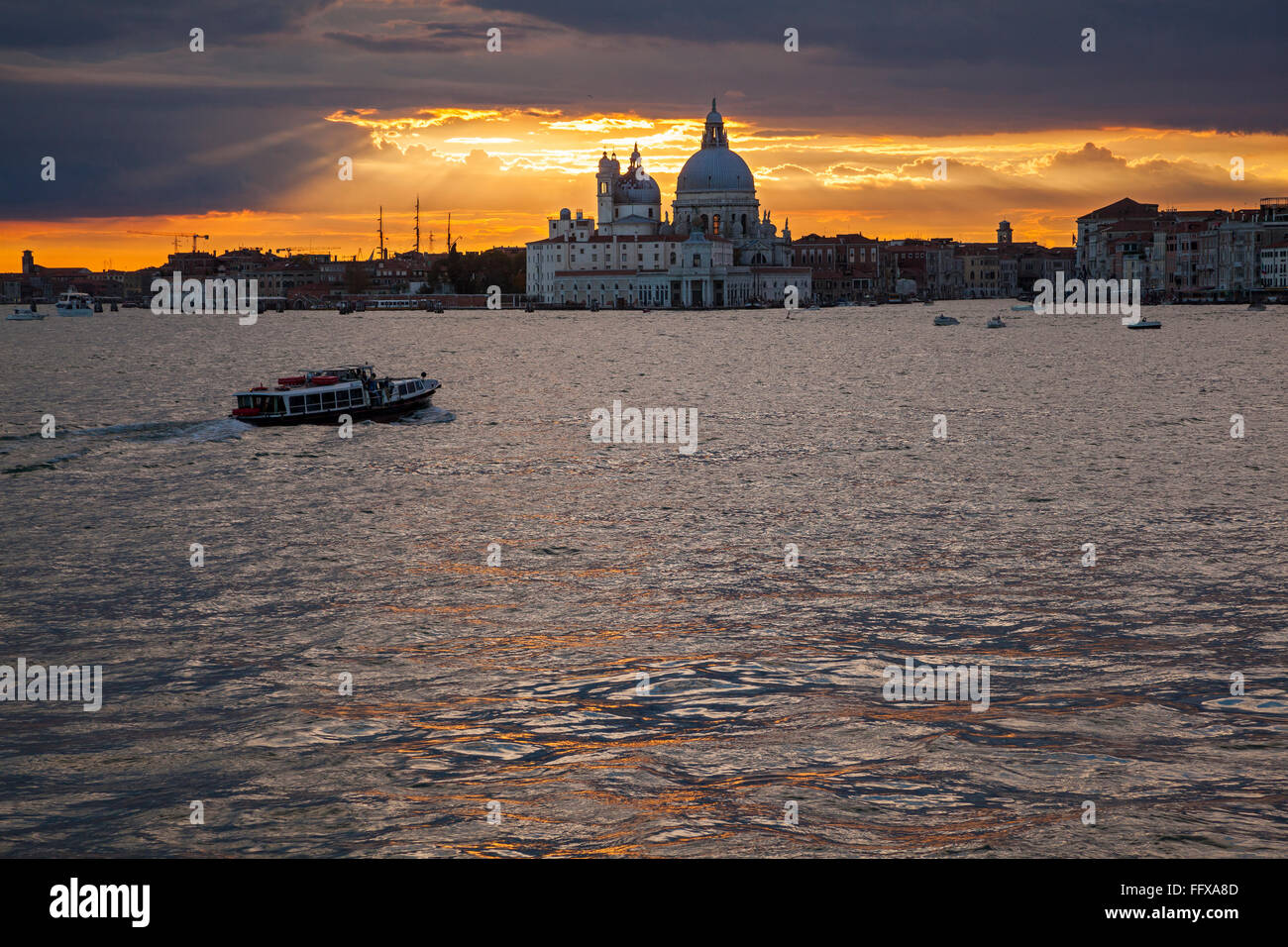 Autumn sunset over the Basilica di Santa Maria della Salute in Venice ...