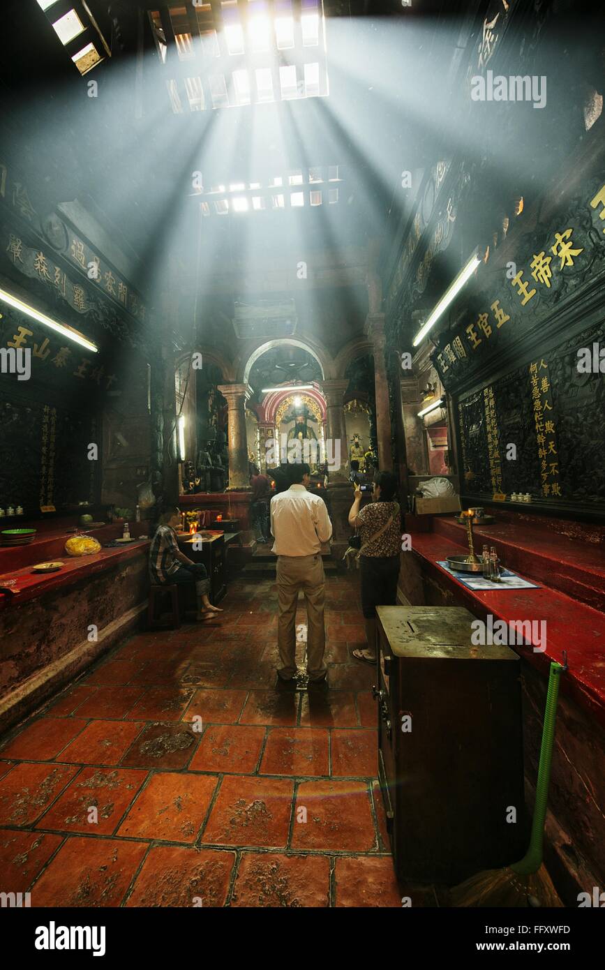 People praying temple hi-res stock photography and images - Alamy