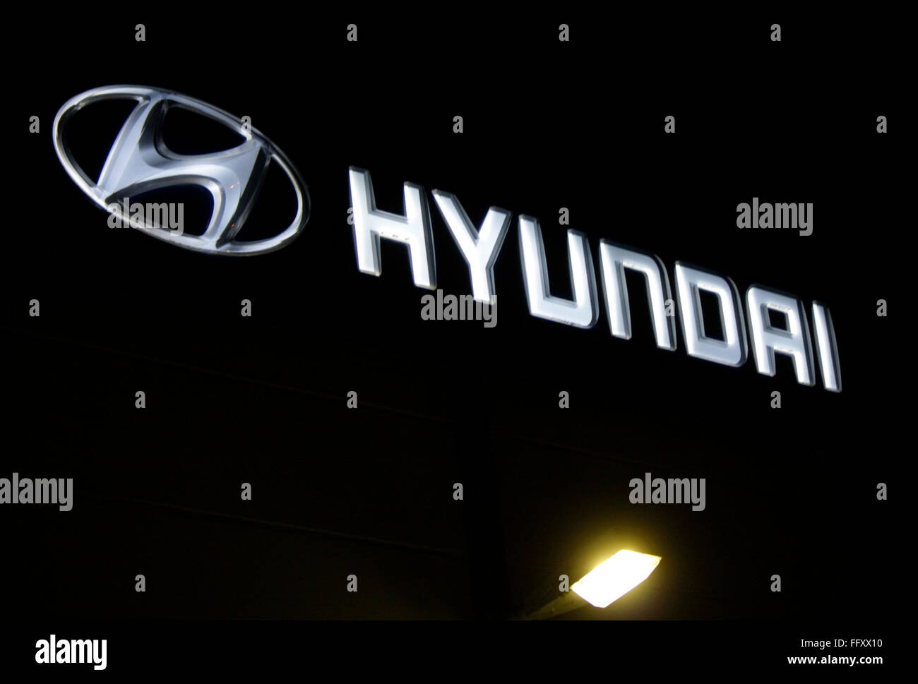 Hyundai auto logo hi-res stock photography and images - Alamy