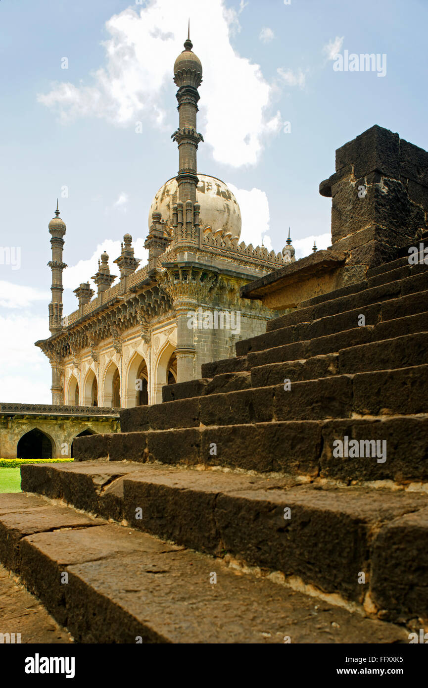 Islamic architecture Ibrahim Roza built by Ibrahim Adil Shah II 1580 ...