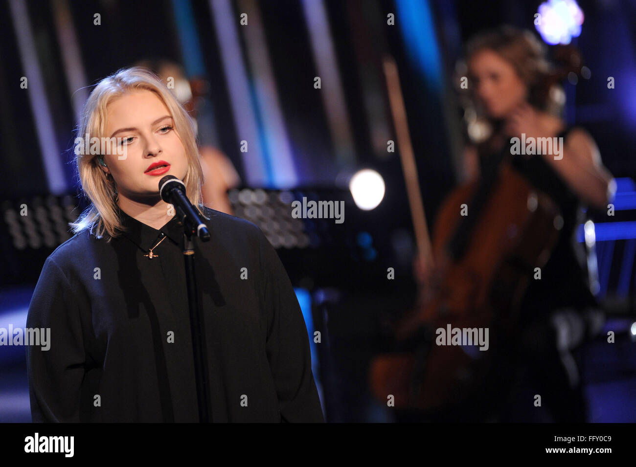 British singer Låpsley performs live on Italian talk show 'Che tempo ...