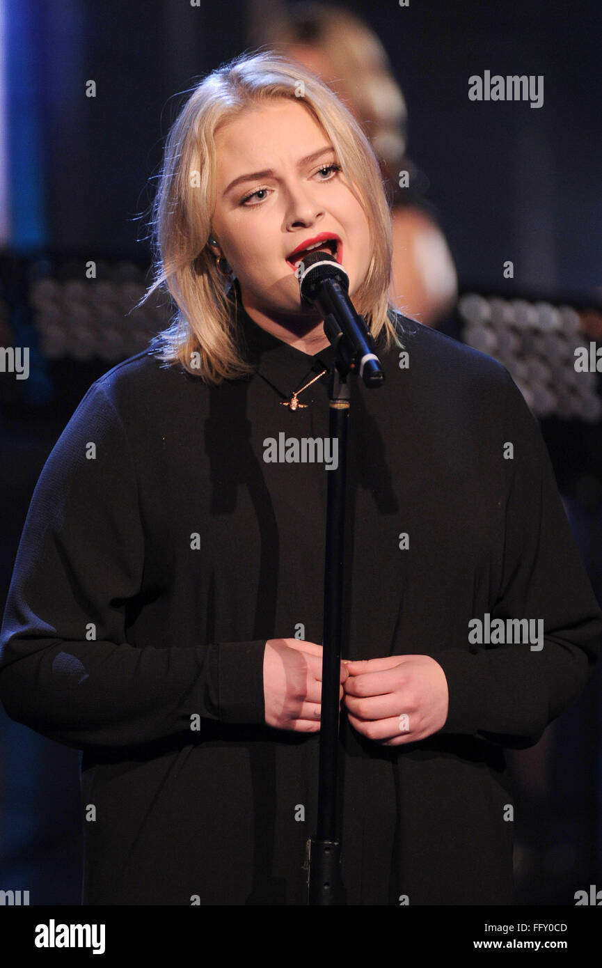 British singer Låpsley performs live on Italian talk show 'Che tempo ...