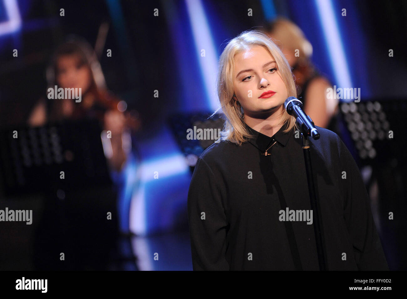 British singer Låpsley performs live on Italian talk show 'Che tempo ...
