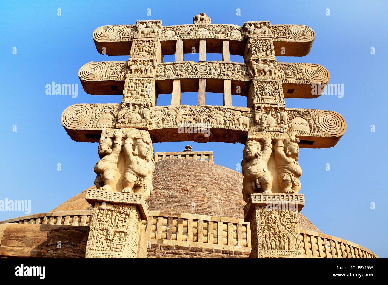 The great stupa and its west gateway hi-res stock photography and ...