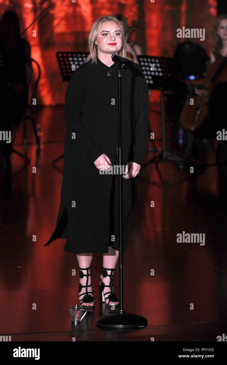 British singer Låpsley performs live on Italian talk show 'Che tempo ...