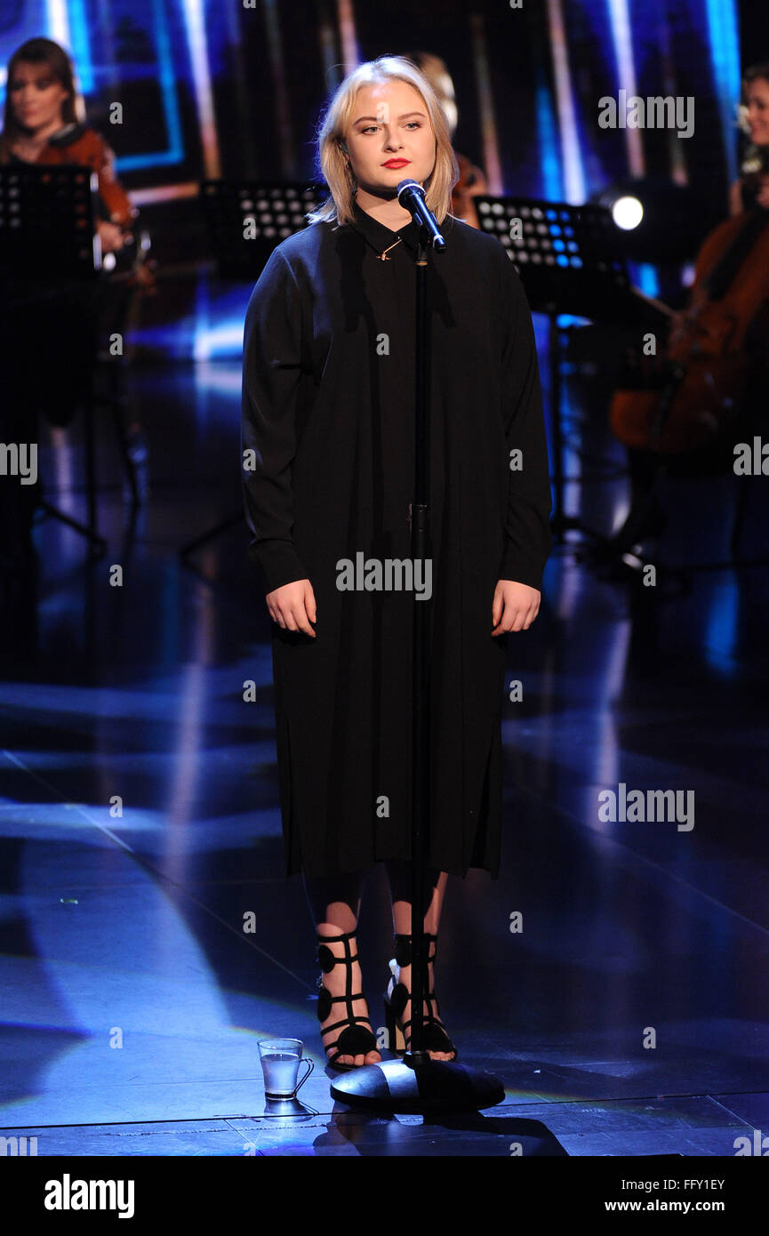 British singer Låpsley performs live on Italian talk show 'Che tempo ...