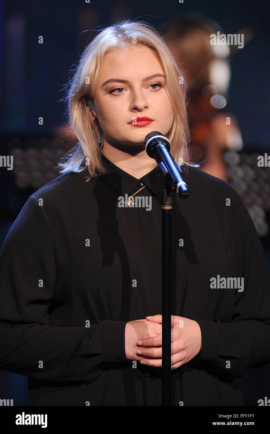 British singer Låpsley performs live on Italian talk show 'Che tempo ...