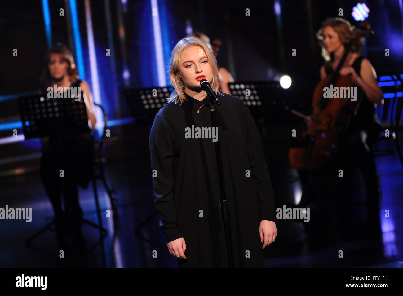 British singer Låpsley performs live on Italian talk show 'Che tempo ...