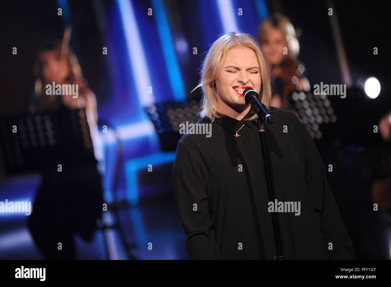 British singer Låpsley performs live on Italian talk show 'Che tempo ...