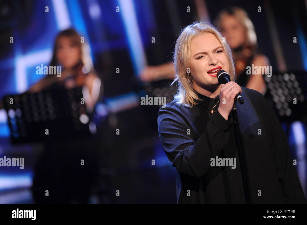 British singer Låpsley performs live on Italian talk show 'Che tempo ...