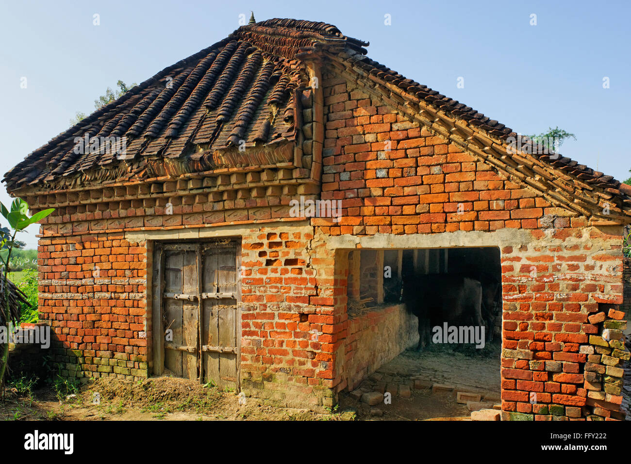 Old house brick wall tile roof India Stock Photo - Alamy