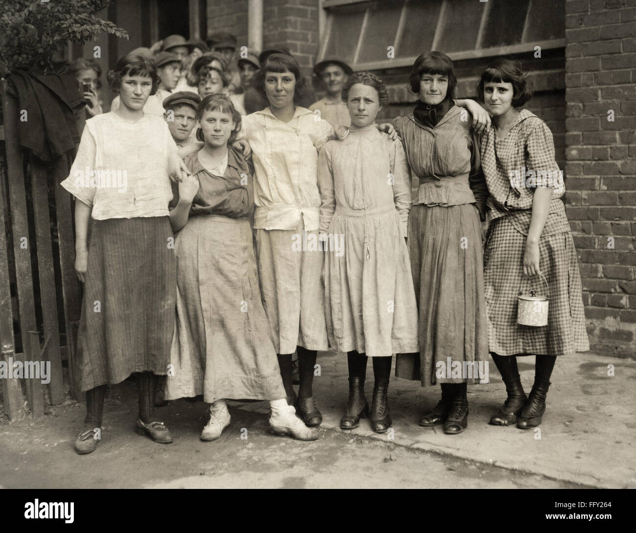 Mill workers hi-res stock photography and images - Alamy