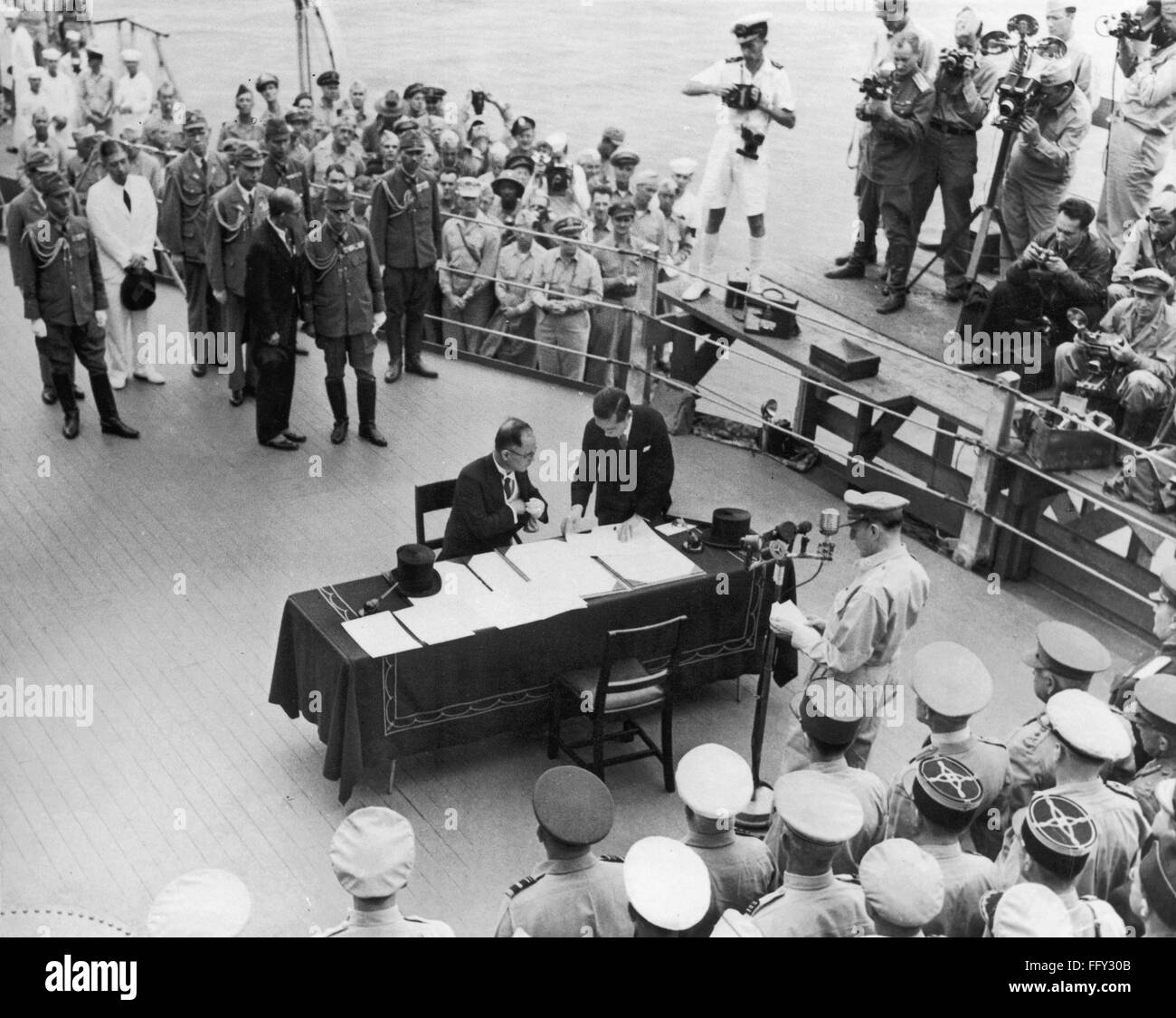 Surrender of japan 1945 hi-res stock photography and images - Alamy