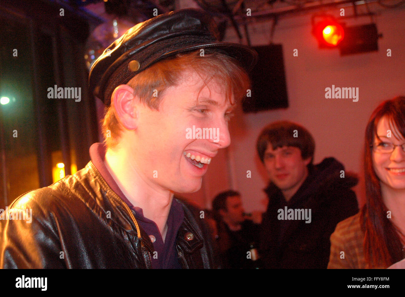 Alex Kapranos, der Saenger der Band "Franz Ferdinand" beim Signieren ...