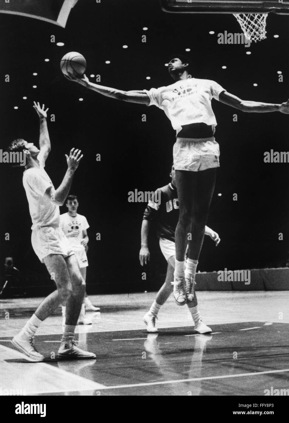 KAREEM ABDUL JABBAR (1947-). /nNΘ Ferdinand Lewis Alcindor. American ...