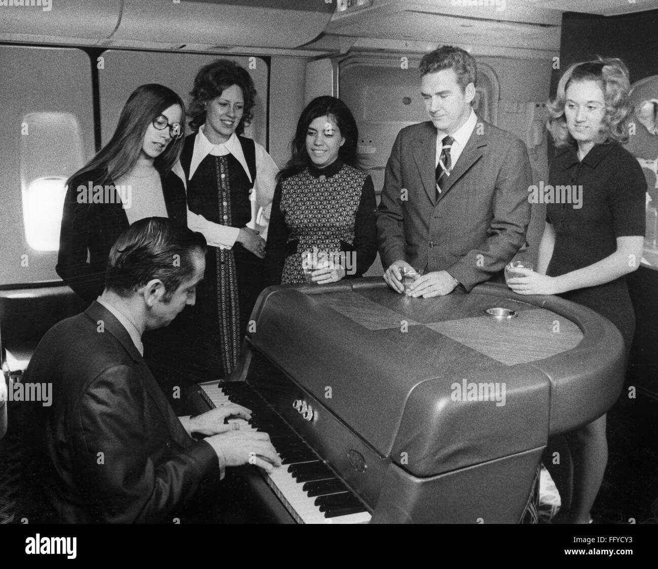 AMERICAN AIRLINES LOUNGE. /nThe piano lounge on an American Airlines ...