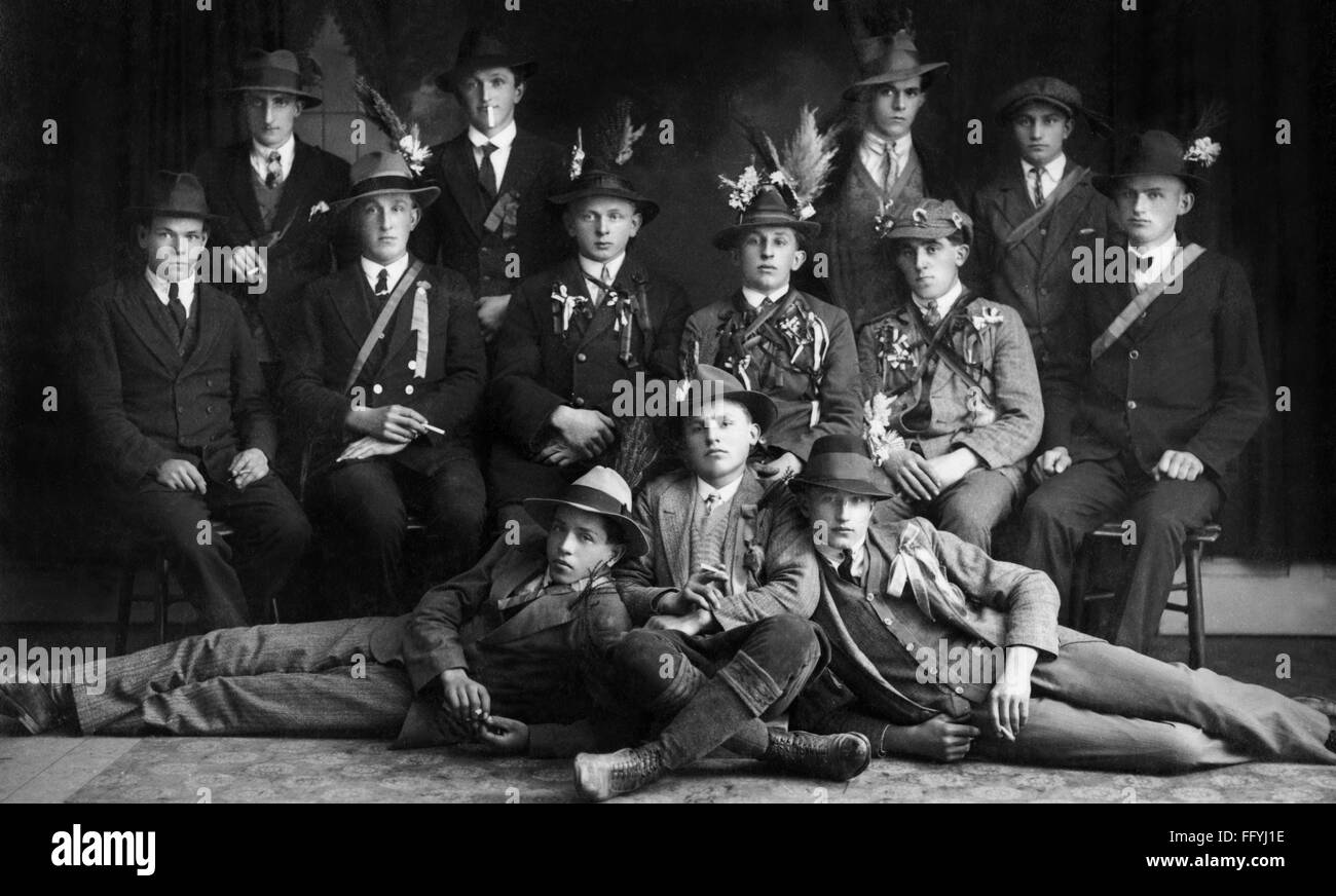 people, men, groups / associations, members of a club, picture postcard ...