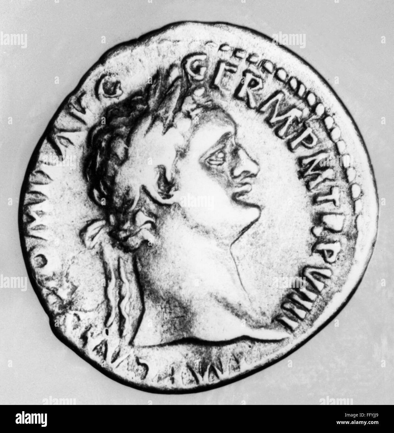 Roman laurel wreath hi-res stock photography and images - Alamy