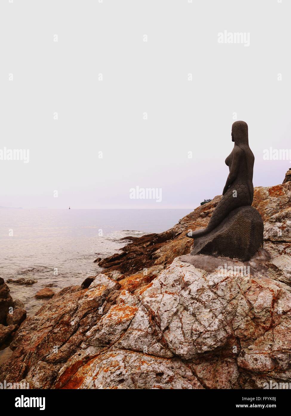 Mermaid rock rock sculpture hi-res stock photography and images - Alamy