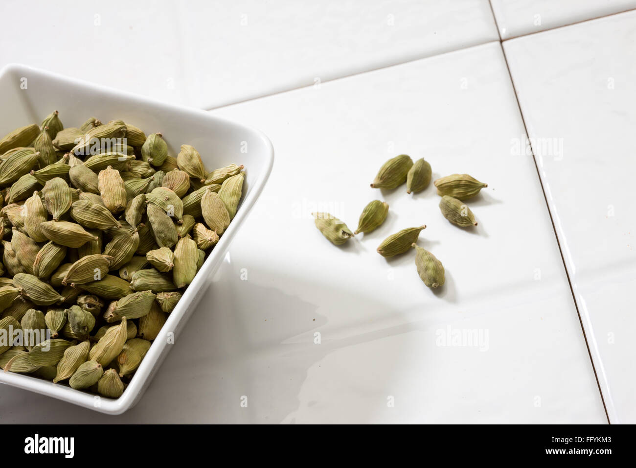green cardamom in bowl Stock Photo - Alamy