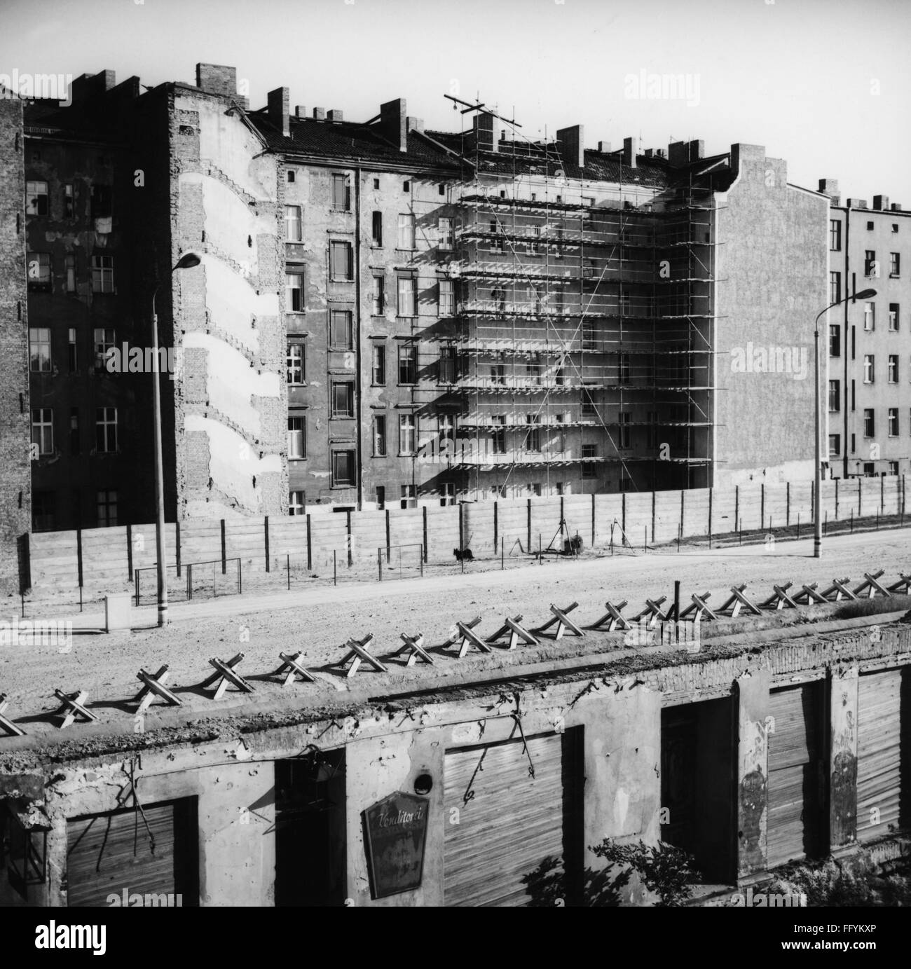 Berlin wall 1970 hi-res stock photography and images - Alamy
