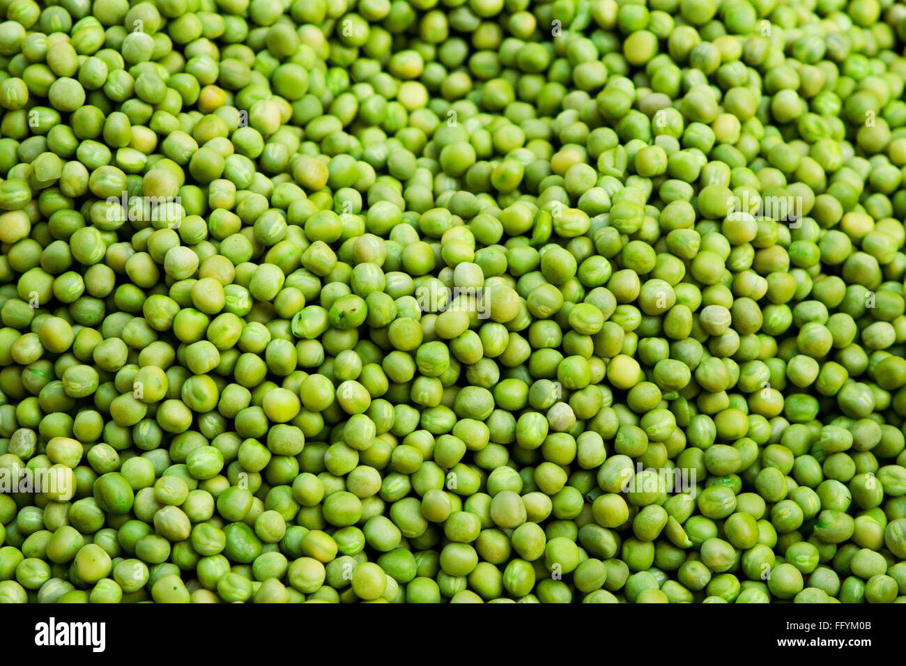 Pile of unpeel green peas Stock Photo - Alamy