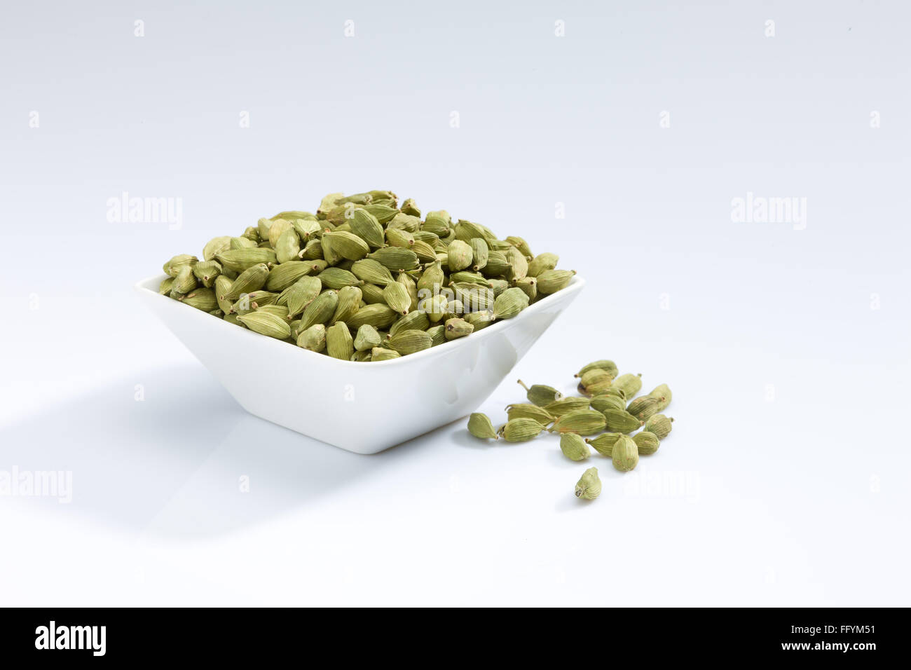 green cardamom in bowls Stock Photo - Alamy