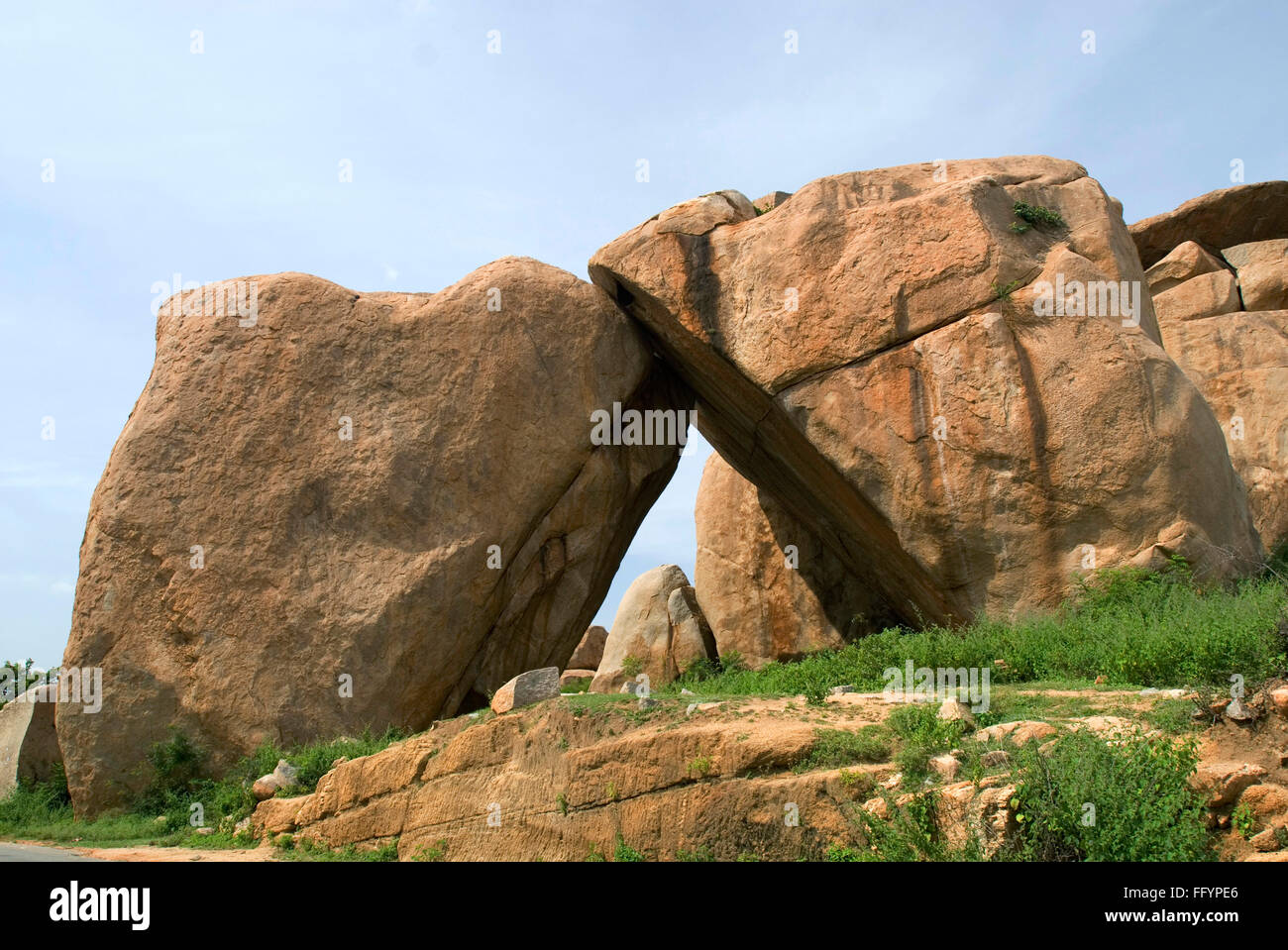 Sisters rock in hampi hi-res stock photography and images - Alamy