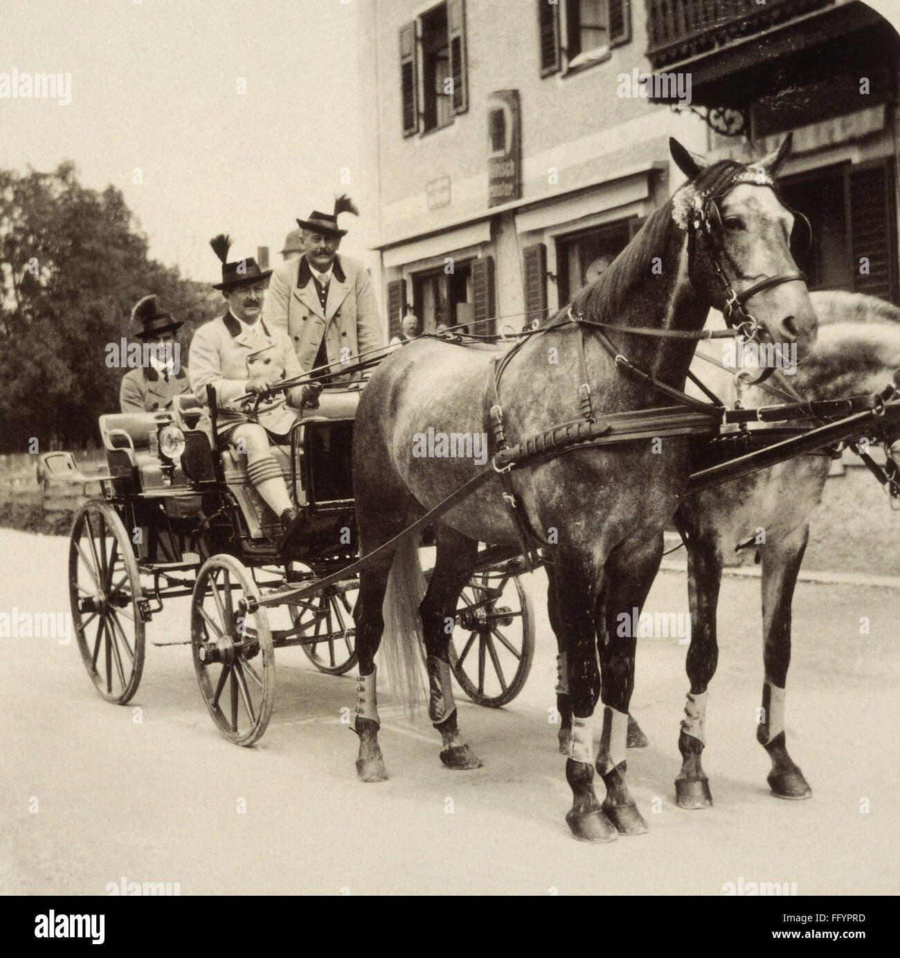 Horse drawn coach hi-res stock photography and images - Alamy