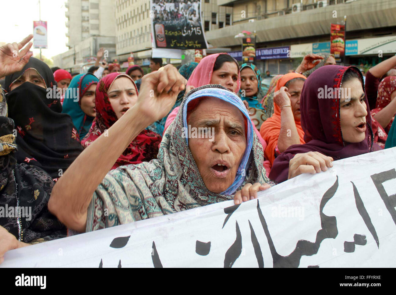 Members of Pakistan Fisherfolk Form are protesting against detention of ...