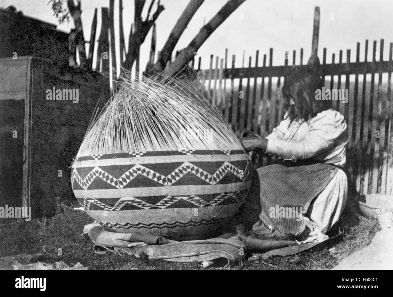 Basket weaver native american hi-res stock photography and images - Alamy