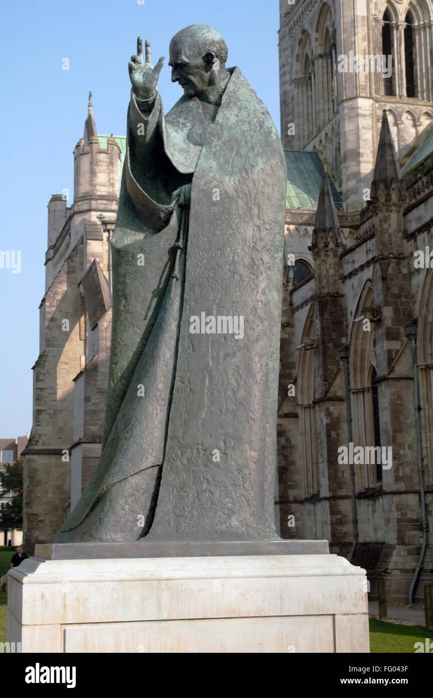 Chichester Saint Richard Statue in Cathedral Grounds, England Stock ...