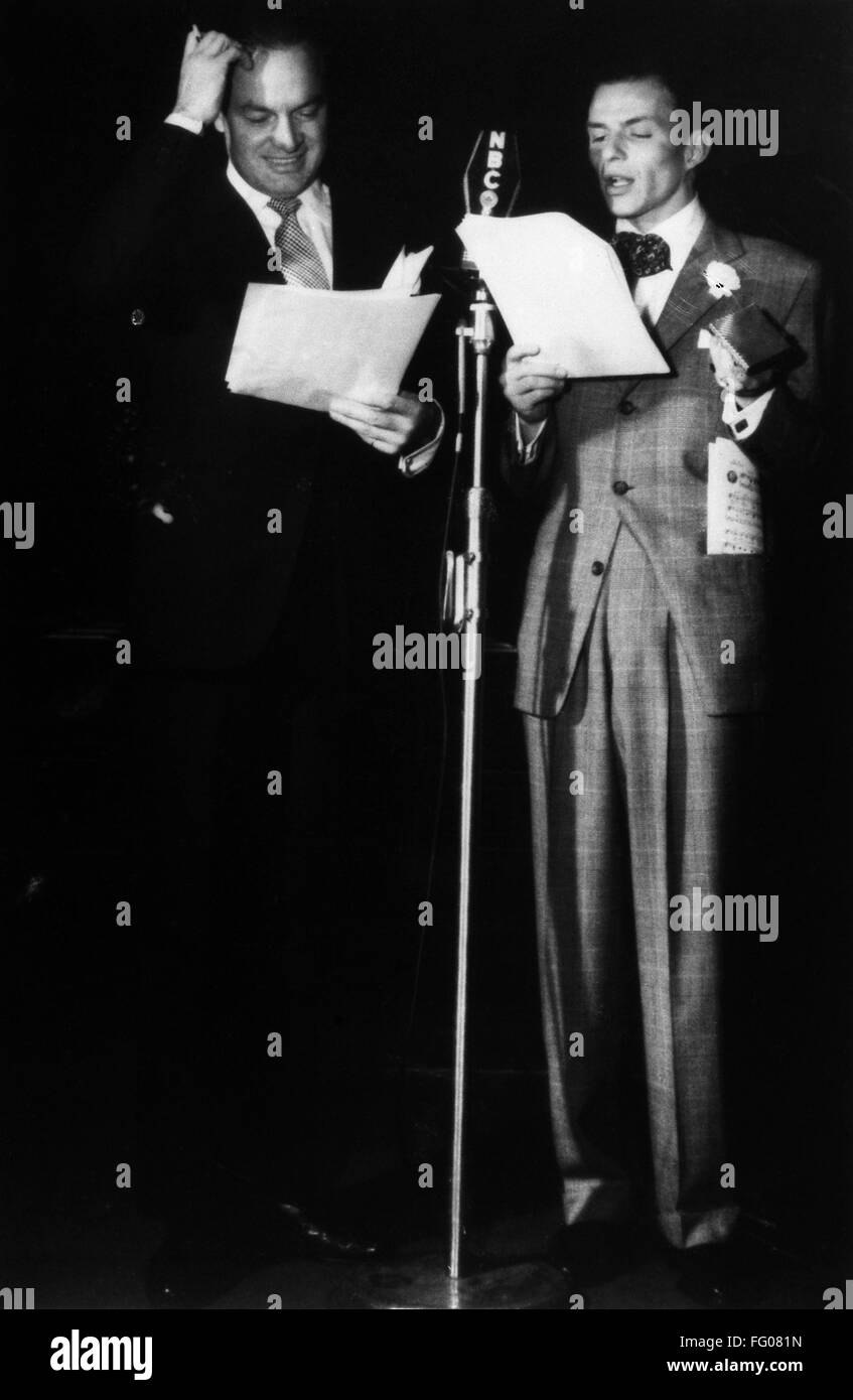 Frank sinatra at microphone hi-res stock photography and images - Alamy
