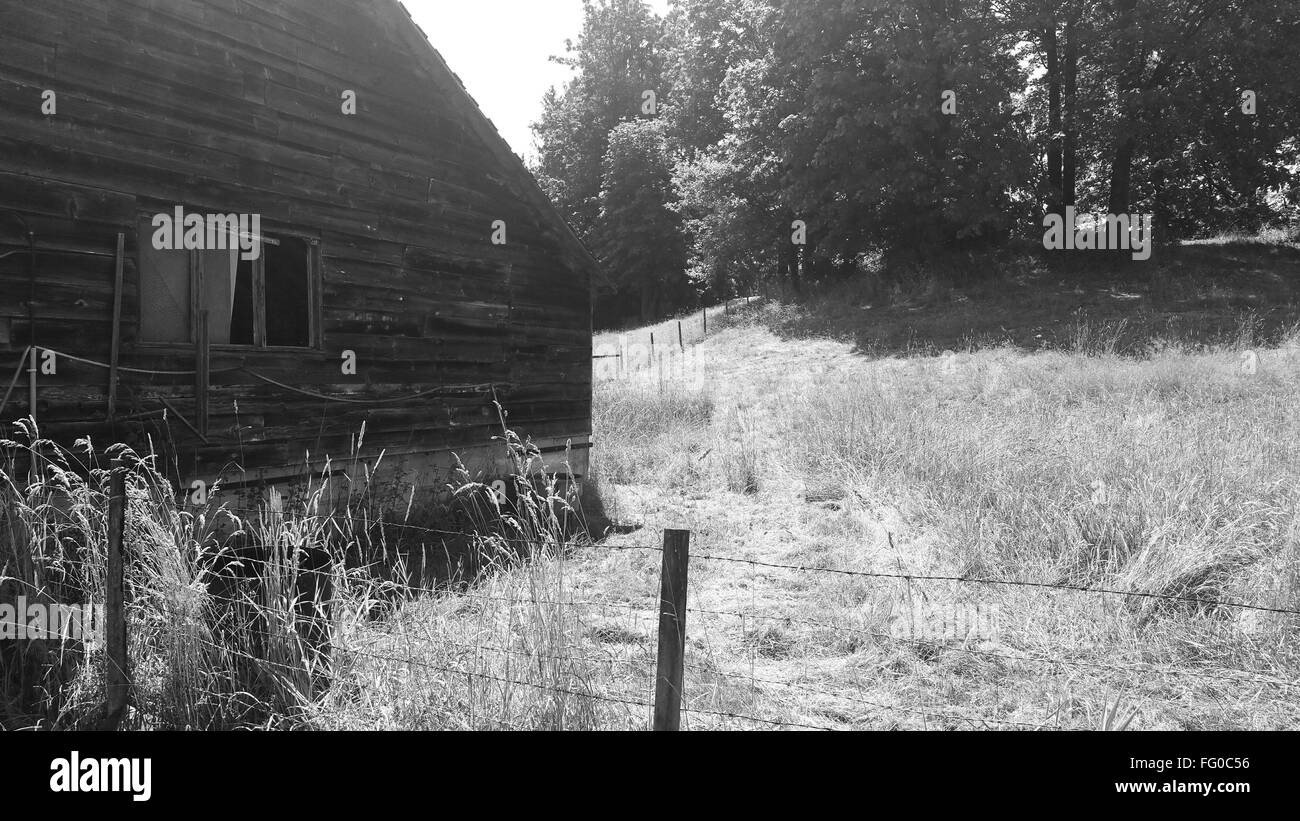 Old fence and barn hi-res stock photography and images - Alamy