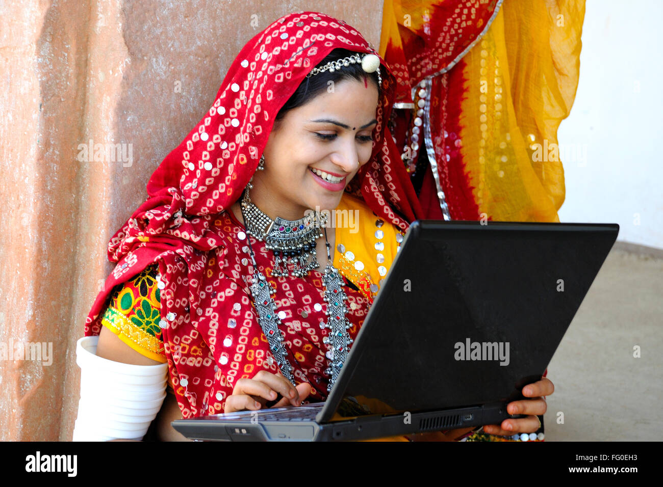 Women learning computer india hi-res stock photography and images - Alamy