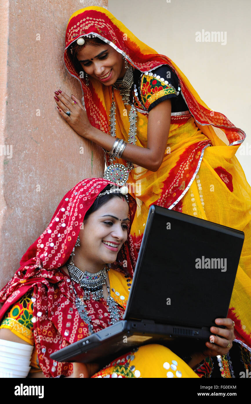 Women learning computer india hi-res stock photography and images - Alamy