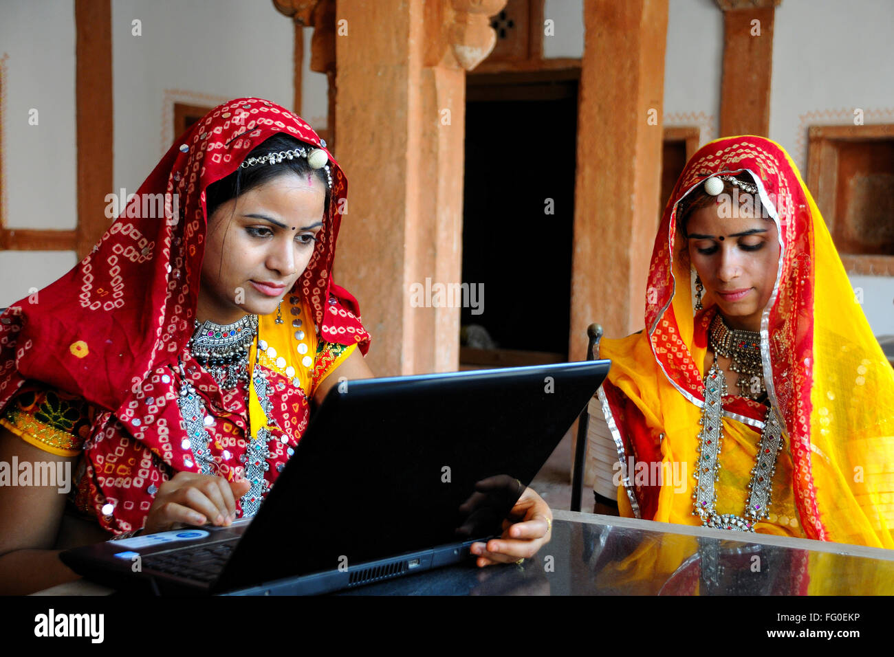 Women learning computer india hi-res stock photography and images - Alamy