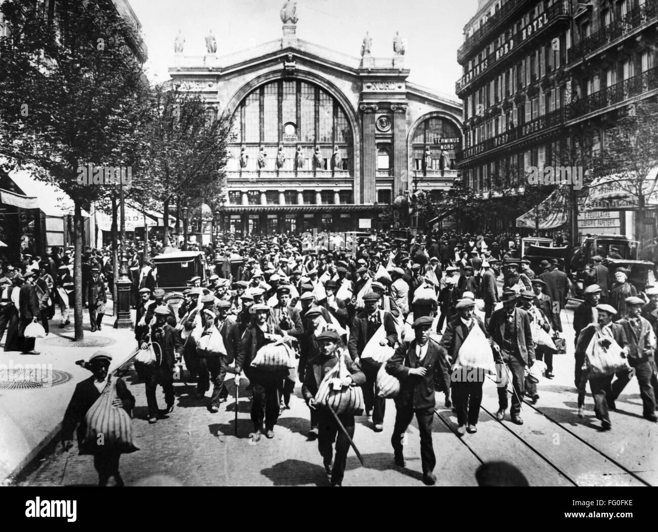 WORLD WAR I: PARIS. /nFrench reservists leaving Gare du Nord station in ...