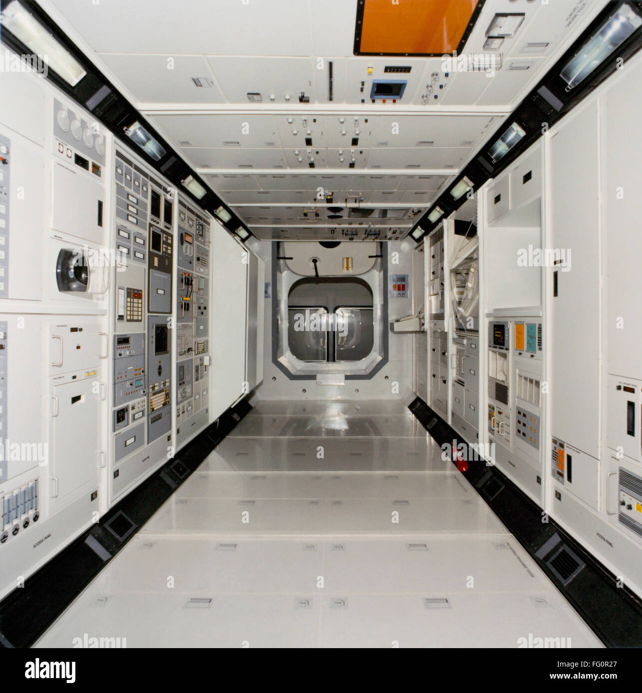 SPACE STATION FREEDOM. /nMock-up of the U.S. Laboratory module for the ...
