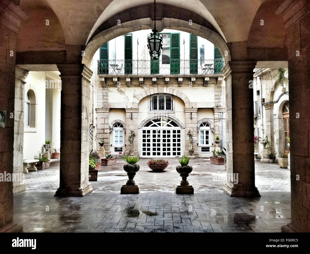 Pot plant courtyard hi-res stock photography and images - Alamy