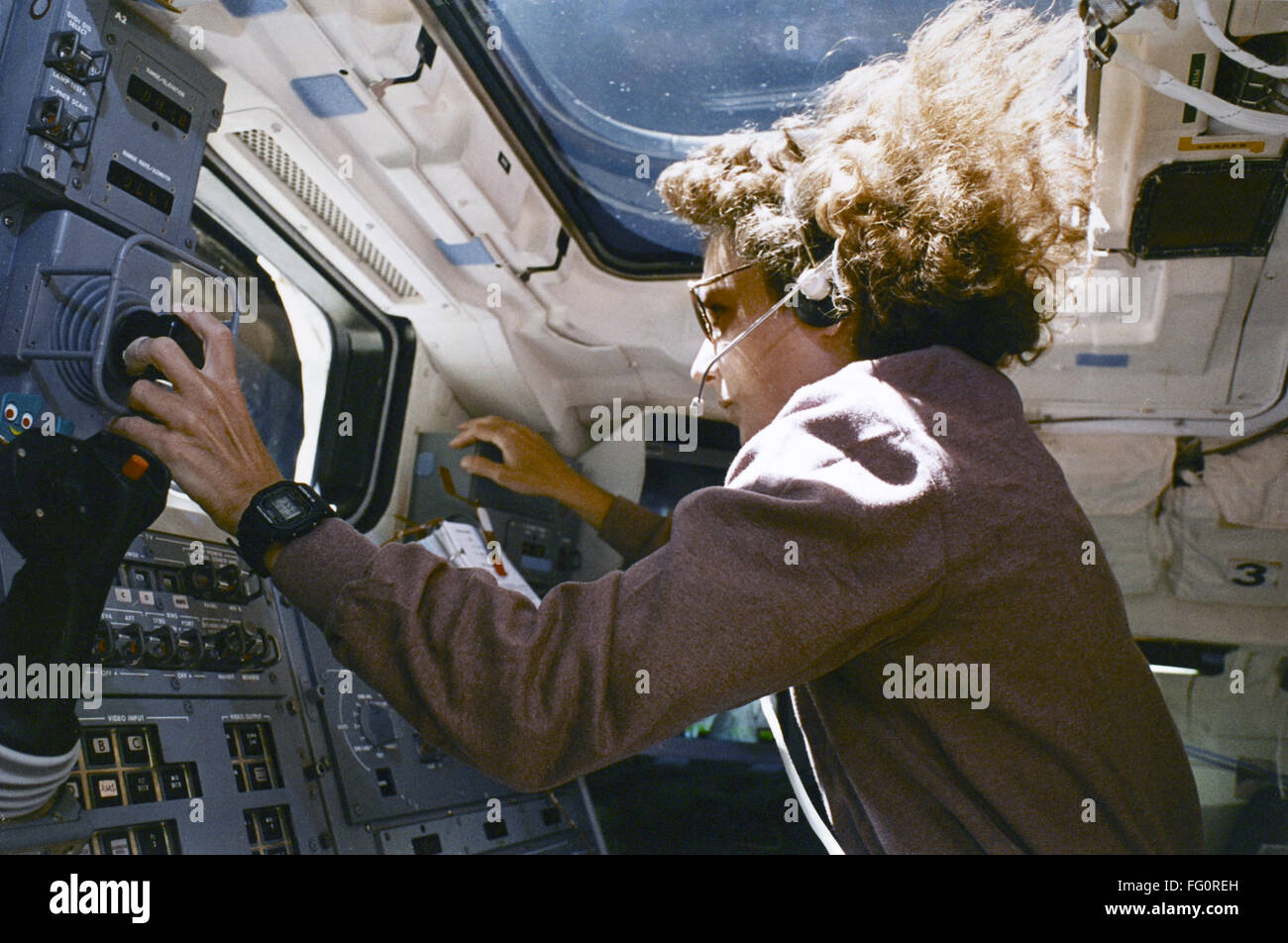 NANCY J. CURRIE (1958- ). /nNee Sherlock. American astronaut. Operating ...