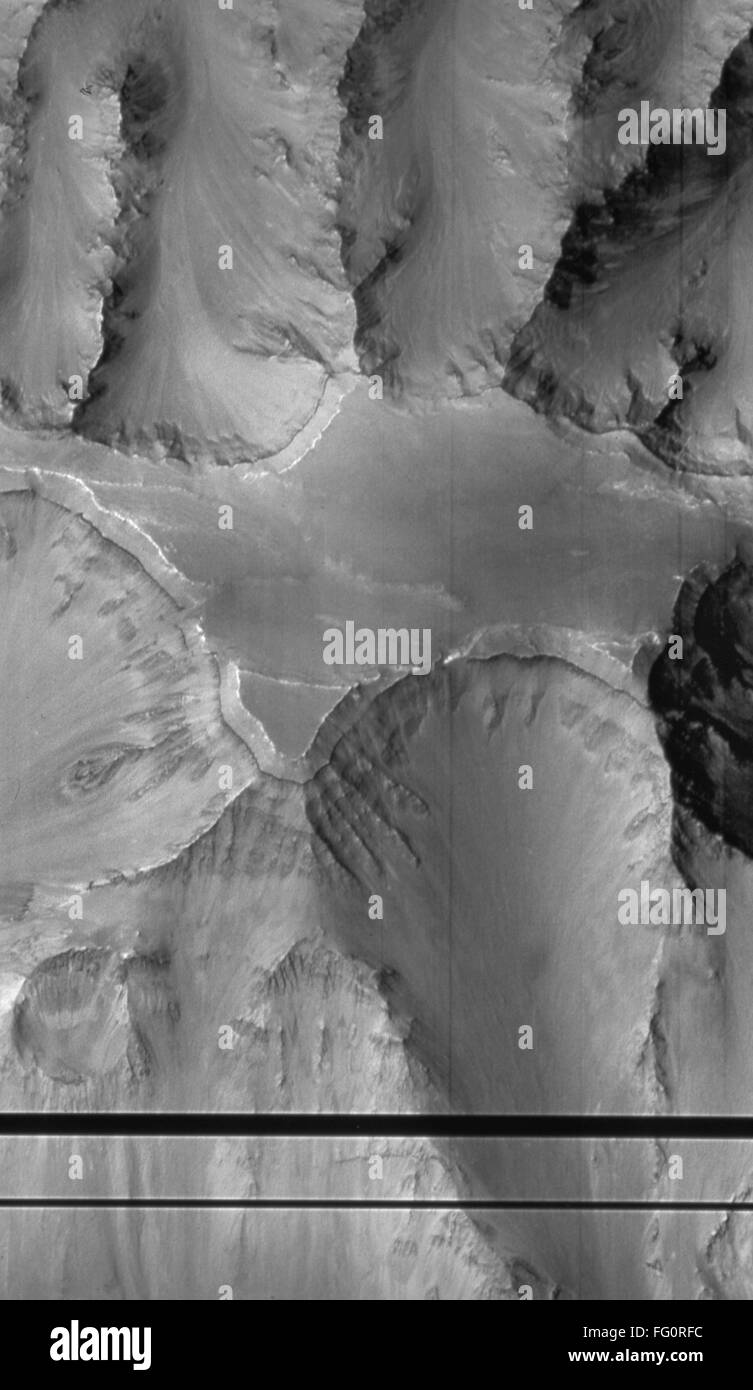MARS: VALLES MARINERIS. /nAerial view of a plateau and surrounding ...