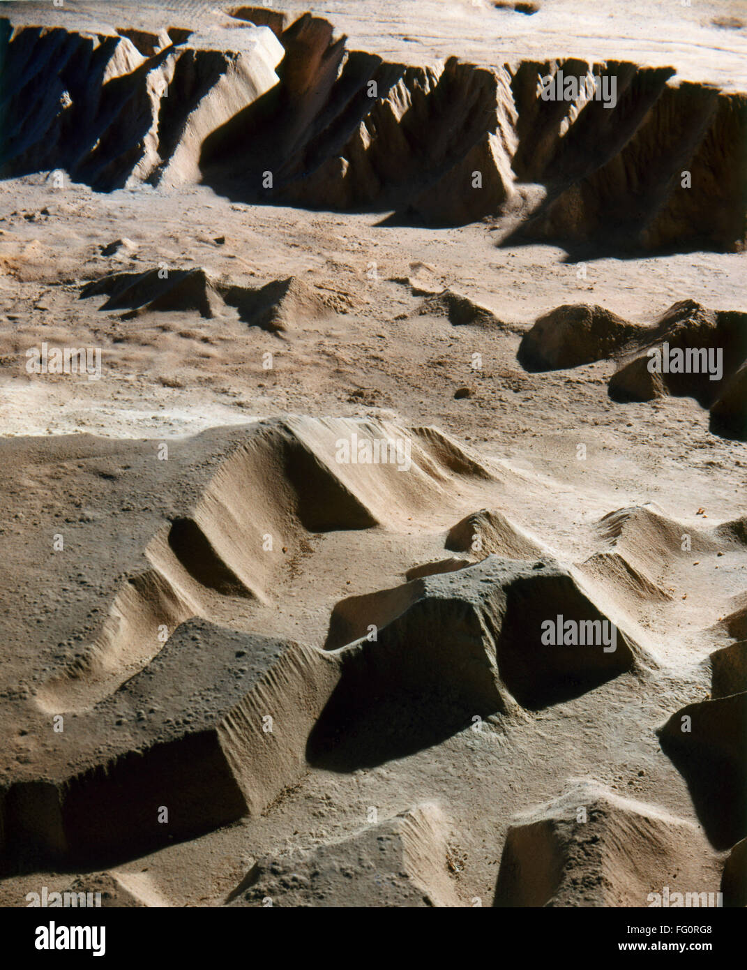 MARS: VALLES MARINERIS. /nSide canyons, possibly deepened by running ...