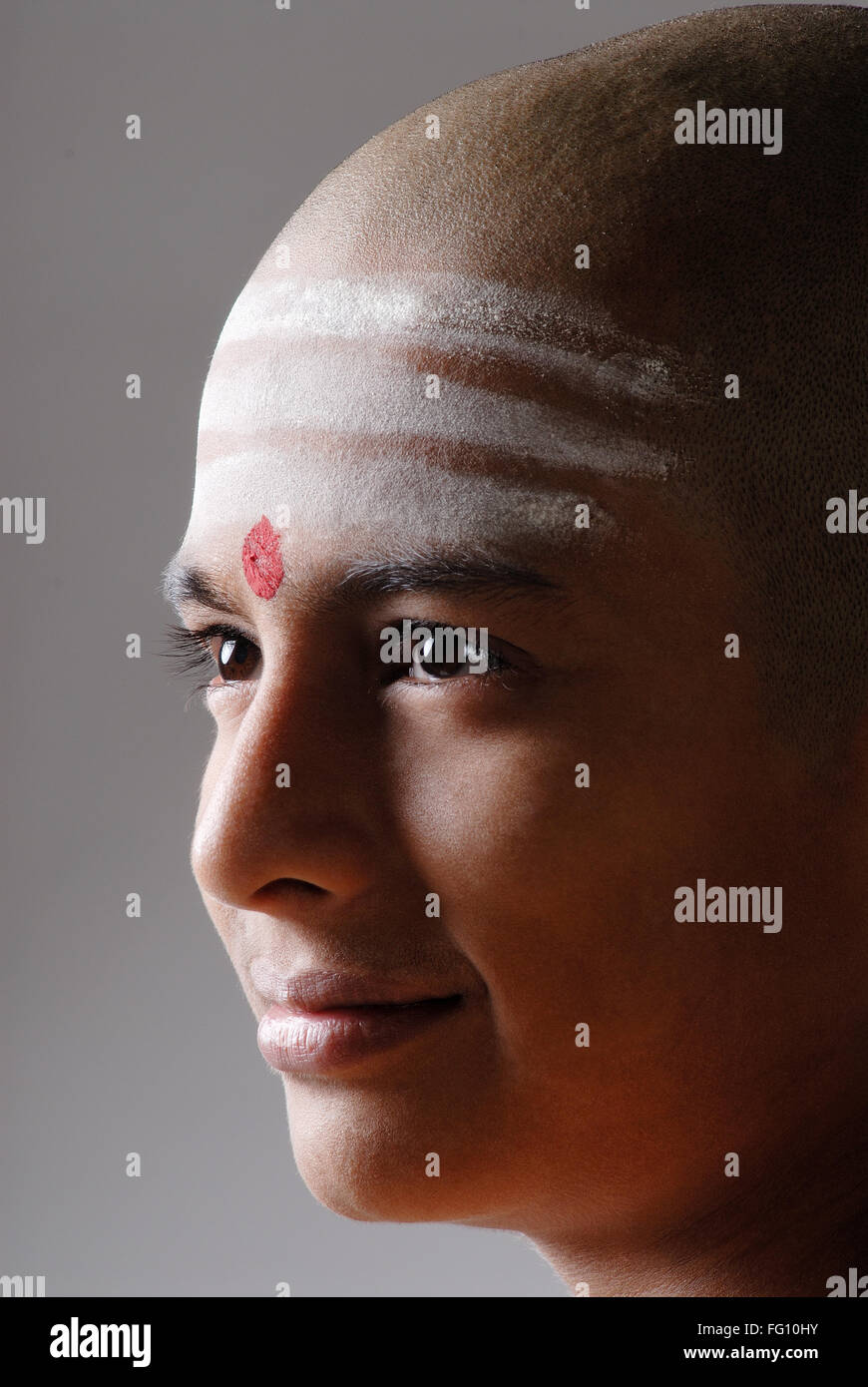 Hindu boy tilak on forehead hi-res stock photography and images - Alamy