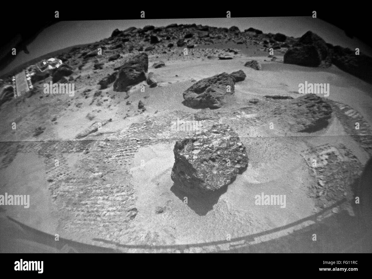 MARS: ROCKS, 1997. /nA view of rocks and the Mars Pathfinder lander ...