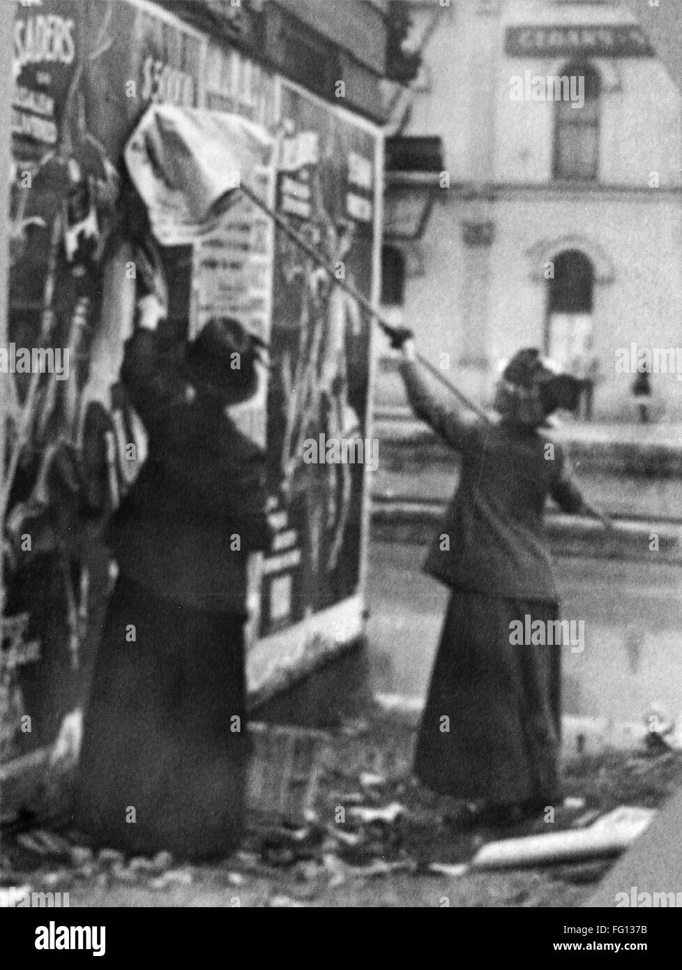 CINCINNATI: SUFFRAGETTES. /nSuffragettes Louise Hall and Susan ...
