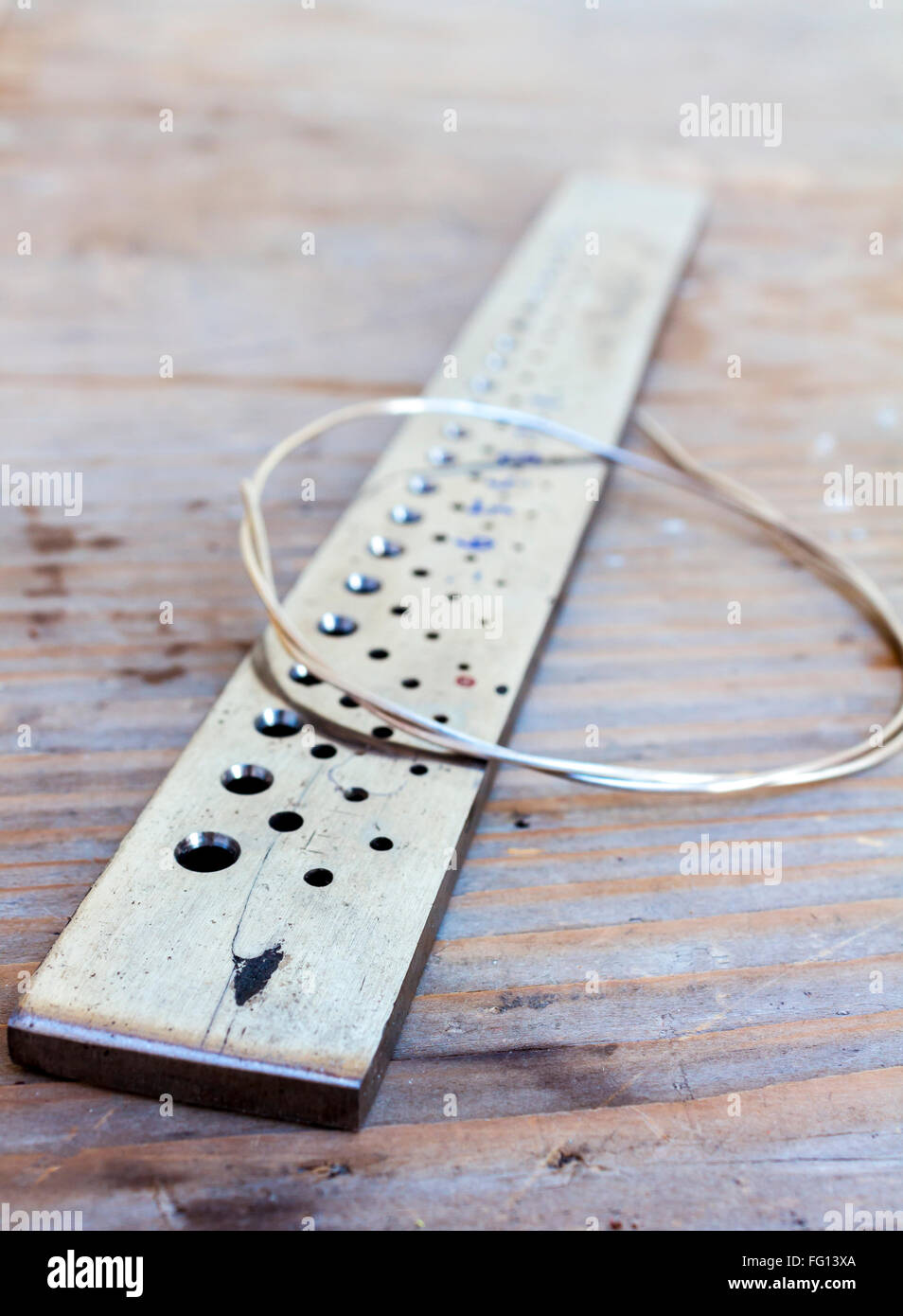 Thin gold wire hi-res stock photography and images - Alamy