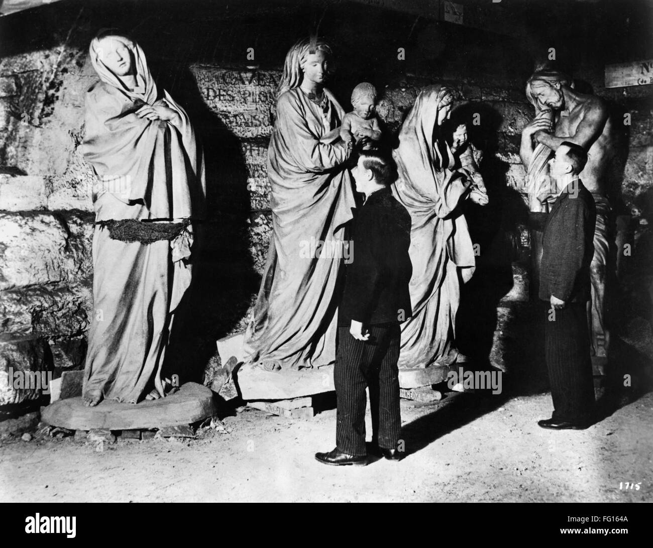 WORLD WAR II: HIDDEN ART. /nStatues hidden in the crypt of Saint ...